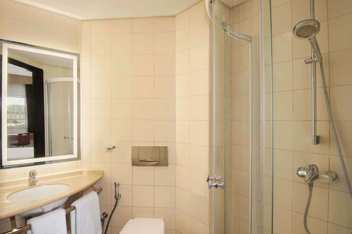 Roupas de cama premium, frigobar, cofres nos quartos, escrivaninha