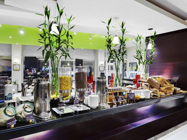 Pequenos-almoços, almoços, jantares servidos, cozinha internacional