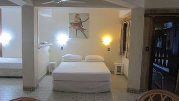 Quarto Standard, vista parcial para o mar | Cofre no quarto, ferro/tábua de engomar, Wi-fi, roupa de cama fornecida
