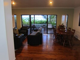 Casa, 3 quartos, varanda, vista para a praia | Sala de estar