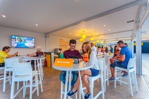 2 bares/lounges, um bar junto à piscina 