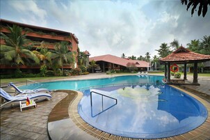 Piscina exterior, guarda-sóis, espreguiçadeiras