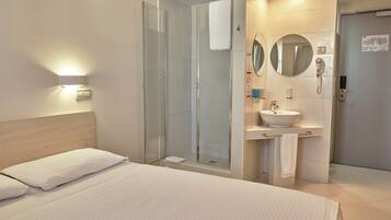 Quarto Duplo Standard | Casa de banho | Um polibã, artigos de higiene pessoal grátis, um secador de cabelo