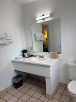 Quarto Deluxe, 1 cama king-size, não fumadores | Casa de banho | Um polibã, toalhas fornecidas, sabão, champô