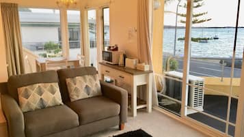 Suíte premium, 1 quarto, vista para o mar (Upper Level) | Opções para refeição no quarto