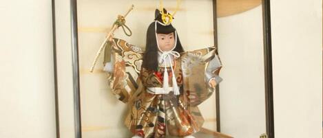 Vitrine com uma figura vestida em traje tradicional.