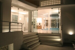 Um polibã, um secador de cabelo, roupões, chinelos 