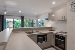 Uma máquina de café expresso, uma cafeteira/bule, uma chaleira elétrica