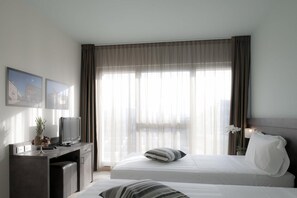 Roupa hipoalergénica, minibar, cofre no quarto, secretária 