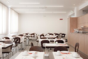 Pequeno-almoço continental diário (10 EUR por pessoa) 