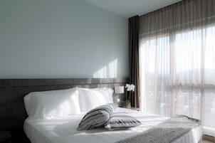 Roupa hipoalergénica, minibar, cofre no quarto, secretária 