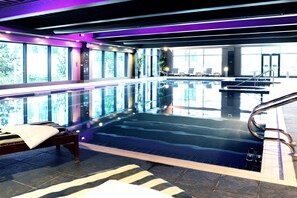 Piscina interna, espreguiçadeiras