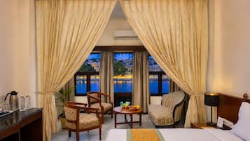 Premium Lake Facing Room | Área de estar | TV de tela plana