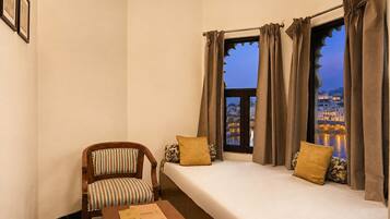 Signature Lake Facing Suite | Área de estar | TV de tela plana
