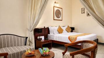 Premium Lake Facing Room | 1 quarto, roupas de cama premium, cofres nos quartos, escrivaninha