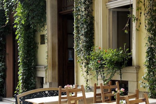 2 restaurantes, pequenos-almoços servidos, cozinha europeia moderna