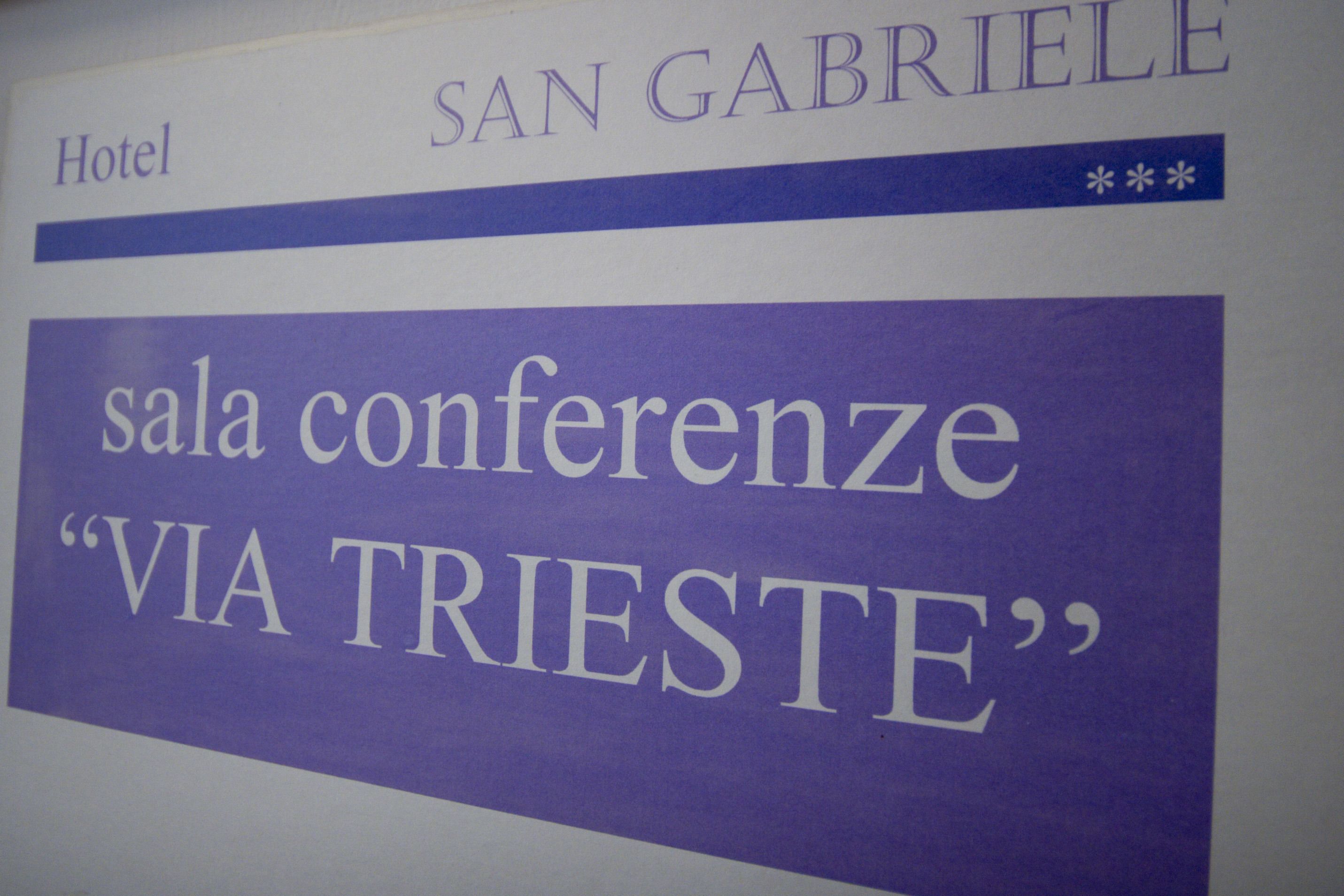 Placa de hotel com o nome 'SAN GABRIELE' e o texto 'sala conferenze 