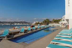 Piscina exterior, guarda-sóis, espreguiçadeiras