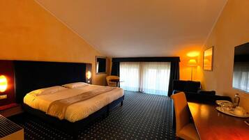 Quarto triplo standard | Roupas de cama premium, frigobar, cofres nos quartos, escrivaninha