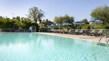 Piscina externa sazonal, guarda-sóis, espreguiçadeiras