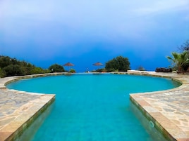 Piscina externa, funciona das 8h às 20h, guarda-sóis, espreguiçadeiras