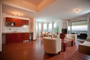 Apartamento panorâmico, para não fumantes, vista para a cidade | Área de estar | TV de tela plana
