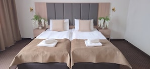 Quarto Twin Deluxe | Secretária, cortinas/cortinados opacos, ferro/tábua de engomar