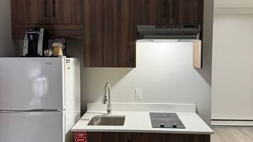 Um frigorífico, um micro-ondas, uma cafeteira/bule