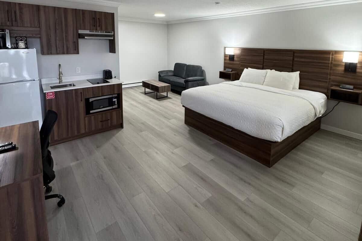 Quarto premium, 1 cama King, cozinha americana | Quartos à prova de som, ferros/tábuas de passar roupa, berços grátis