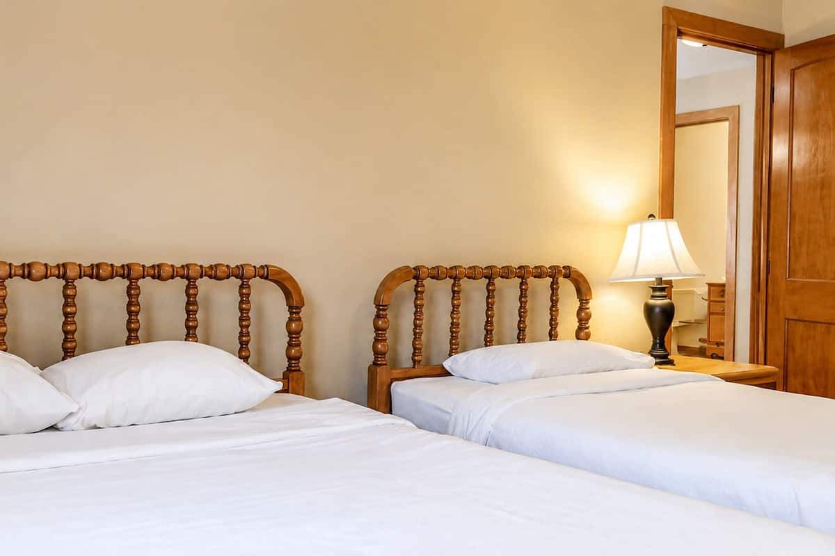 Cabana, 2 quartos (West) | Ferros/tábuas de passar roupa, Wi-Fi de cortesia, roupa de cama