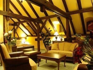 Suíte júnior, 1 cama Queen | Área de estar | TV de tela plana