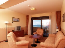 Suite Comfort, 2 quartos, varanda, vista para o mar | Sala | Televisor LED 