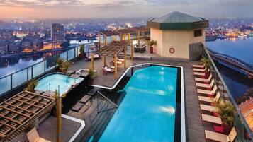 Piscina externa, guarda-sóis, espreguiçadeiras