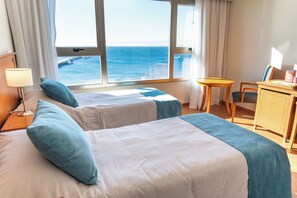 Quarto Duplo Superior, vista para o mar | Roupa de alta qualidade, edredões de penas, camas de colchão pillowtop 