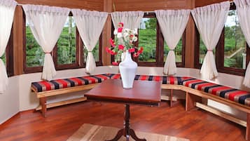 Quarto luxo | Sala de estar | TV 32 polegadas com canais a cabo
