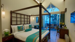 Camas de colchão pillowtop, minibar, cofre no quarto, secretária 