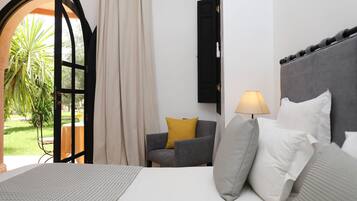 Roupa de alta qualidade, edredões de penas, cofre no quarto