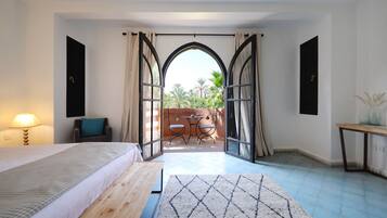 Roupa de alta qualidade, edredões de penas, cofre no quarto