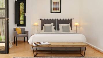 Roupa de alta qualidade, edredões de penas, cofre no quarto