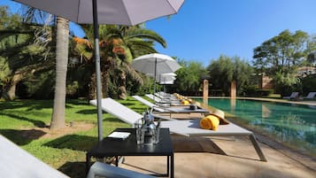 Terraço com espreguiçadeiras