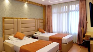 Roupas de cama premium, cofres nos quartos, escrivaninha