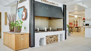 Uma cozinha moderna com fogão embutido, armários de madeira e uma placa decorativa.