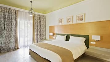 Cofre no quarto, secretária, berços/camas para crianças grátis