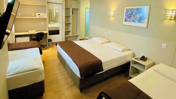 Premium Familia / Quadruplo | Escrivaninha, Wi-Fi de cortesia, roupa de cama