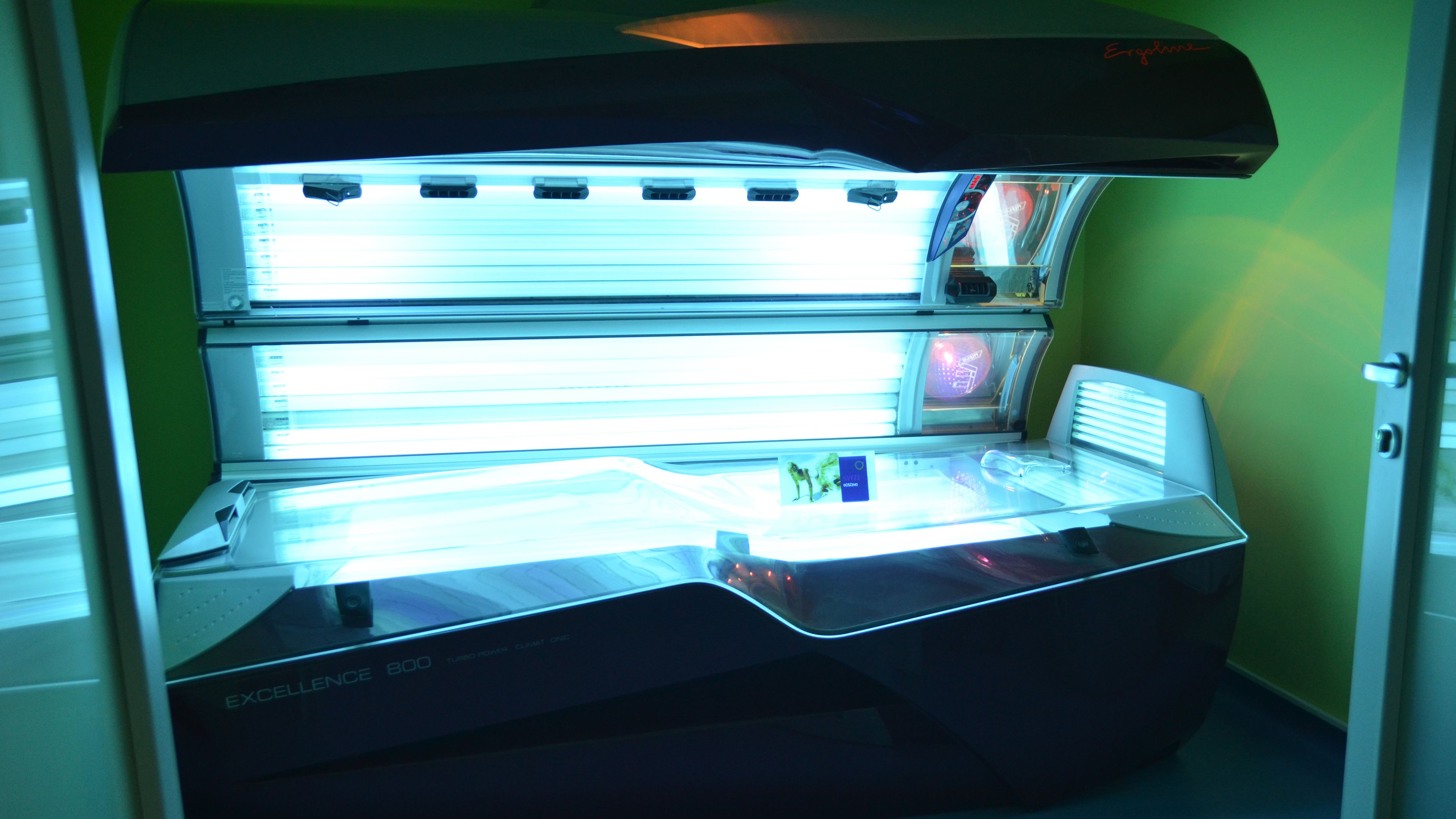 Uma cama de bronzeamento com visor digital e painel de controle.