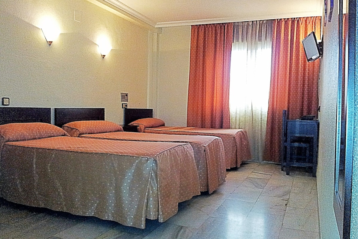 Escrivaninha, quartos à prova de som, berços (sobretaxa)