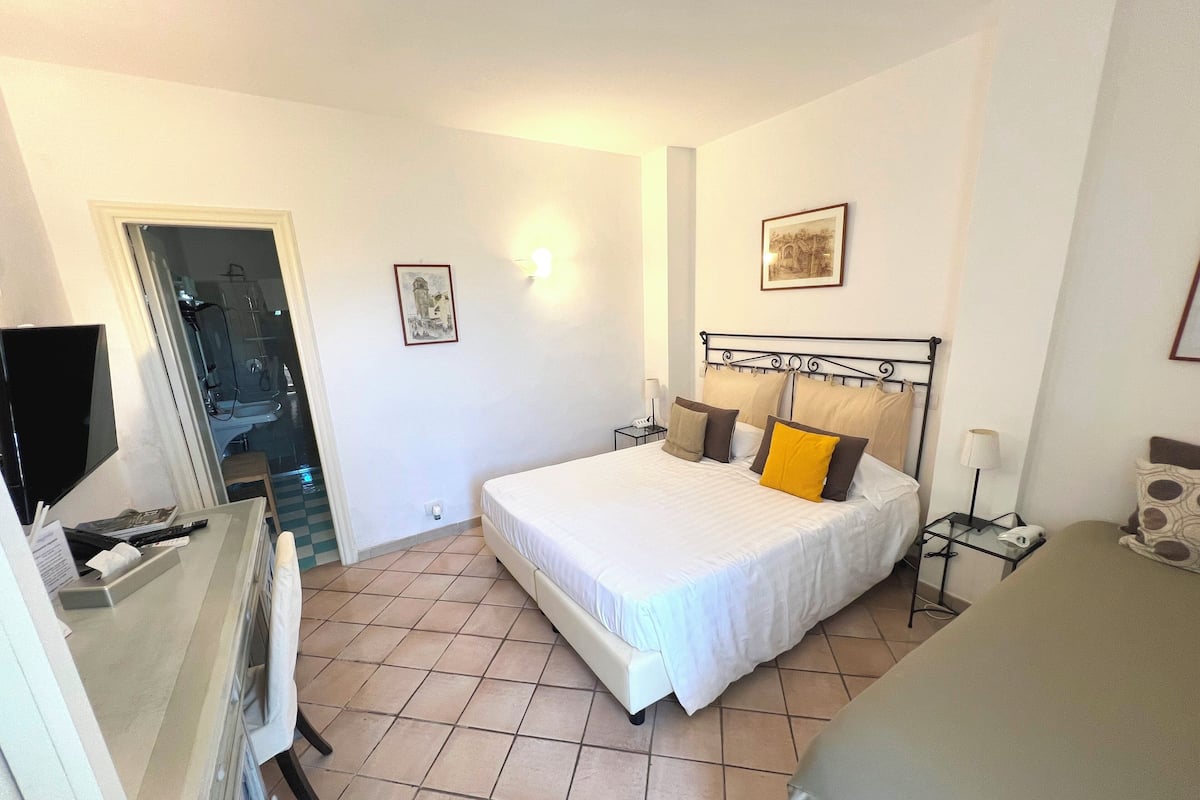 Quarto Triplo Standard, vista para o jardim | Edredões de penas, minibar, secretária, Wi-fi grátis 