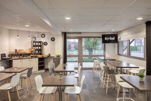 Café da manhã com buffet todos os dias mediante uma taxa