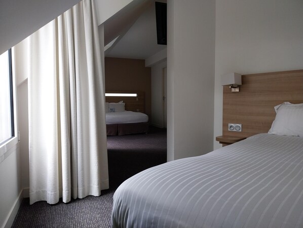 Quarto Superior, várias camas | Secretária, Wi-fi grátis, roupa de cama fornecida, despertadores 