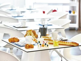 Café da manhã com buffet todos os dias (EUR 14.90 por pessoa) 